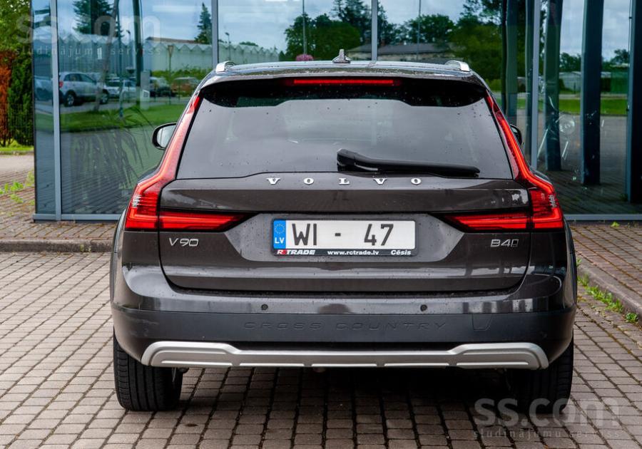 Grey Volvo V90 2022 in Cesis, with an engine capacity of 2.00 L and mileage of 106 thousand km for 31950 €, photo 6 on AUTOMOTO.COM.LV