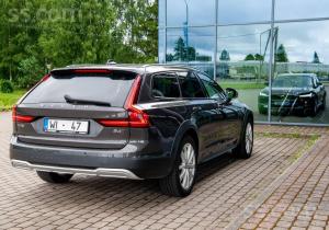 Grey Volvo V90 2022 in Cesis, with an engine capacity of 2.00 L and mileage of 106 thousand km for 31950 €, photo 7 on AUTOMOTO.COM.LV