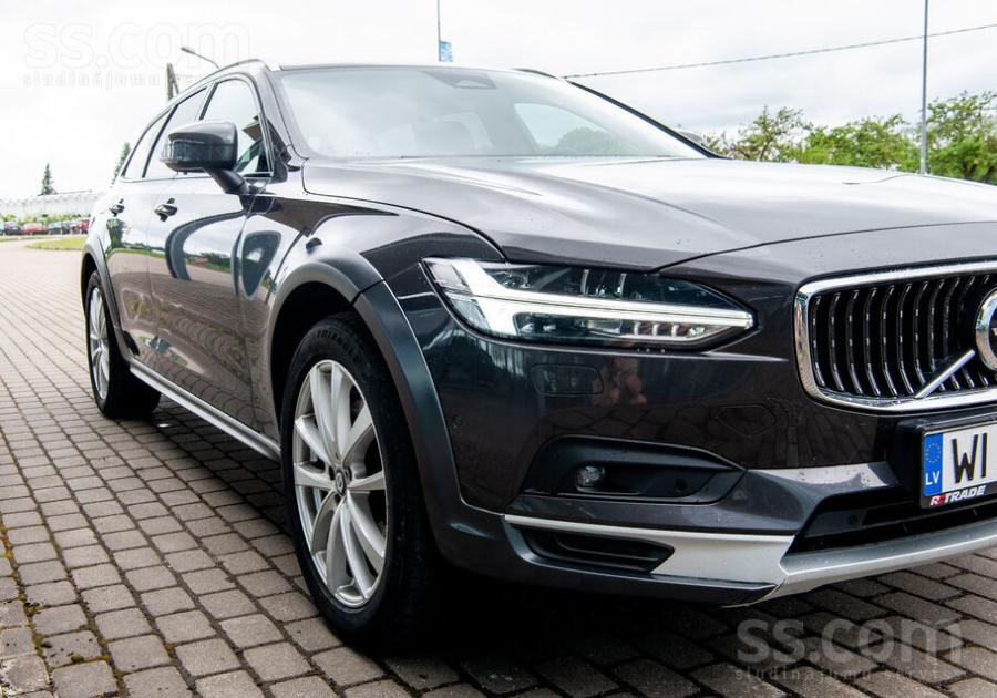 Grey Volvo V90 2022 in Cesis, with an engine capacity of 2.00 L and mileage of 106 thousand km for 31950 €, photo 10 on AUTOMOTO.COM.LV