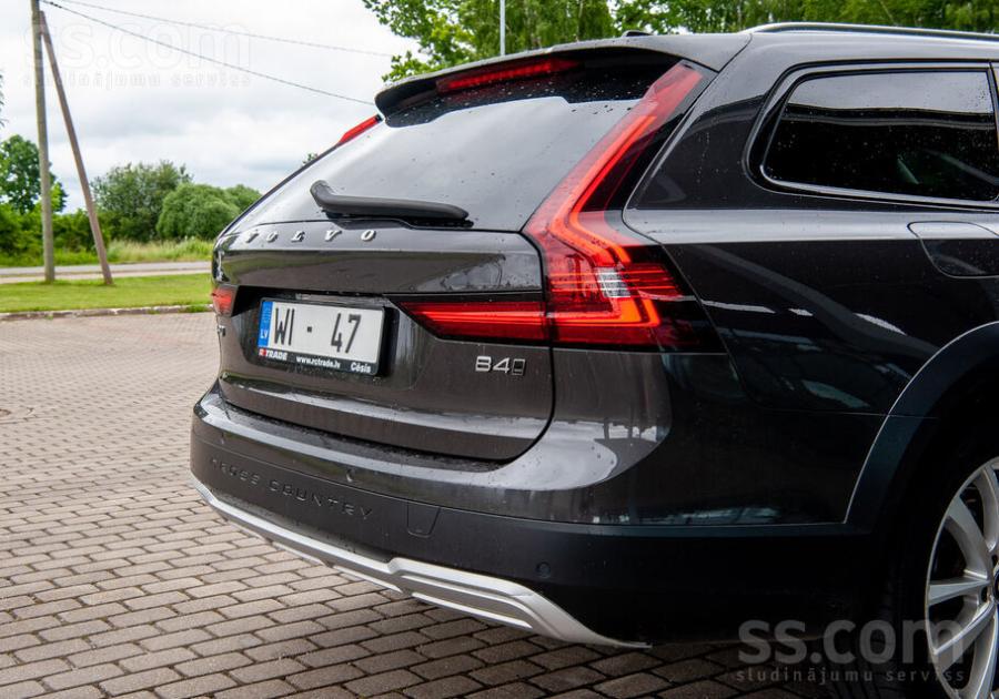Grey Volvo V90 2022 in Cesis, with an engine capacity of 2.00 L and mileage of 106 thousand km for 31950 €, photo 11 on AUTOMOTO.COM.LV