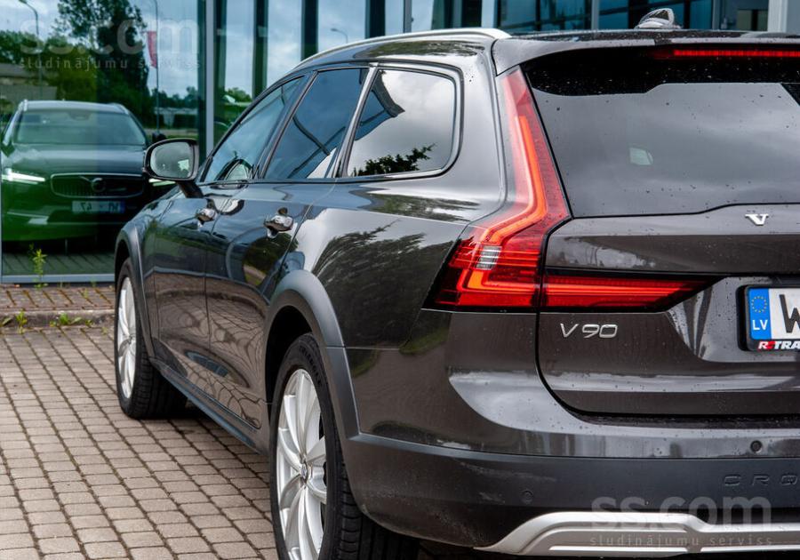 Grey Volvo V90 2022 in Cesis, with an engine capacity of 2.00 L and mileage of 106 thousand km for 31950 €, photo 12 on AUTOMOTO.COM.LV