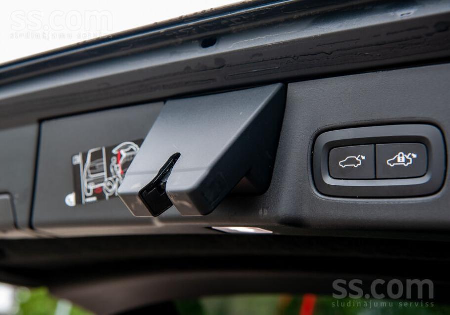 Grey Volvo V90 2022 in Cesis, with an engine capacity of 2.00 L and mileage of 106 thousand km for 31950 €, photo 13 on AUTOMOTO.COM.LV