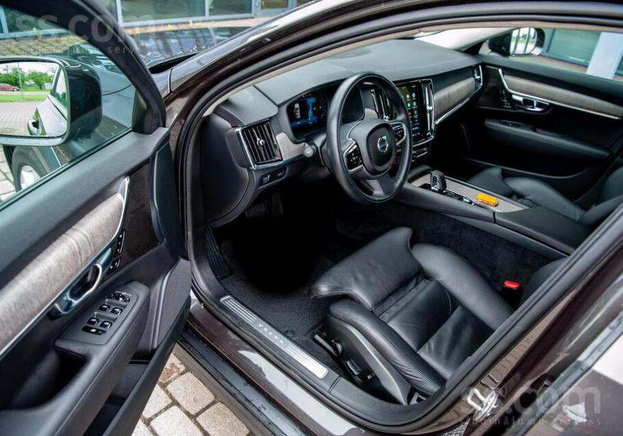 Grey Volvo V90 2022 in Cesis, with an engine capacity of 2.00 L and mileage of 106 thousand km for 31950 €, photo 16 on AUTOMOTO.COM.LV