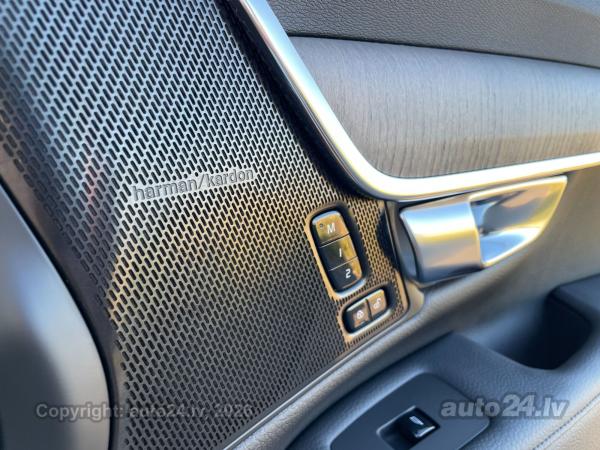 Grey Volvo V90 2022 in Cesis, with an engine capacity of 2.00 L and mileage of 106 thousand km for 32950 €, photo 5 on AUTOMOTO.COM.LV