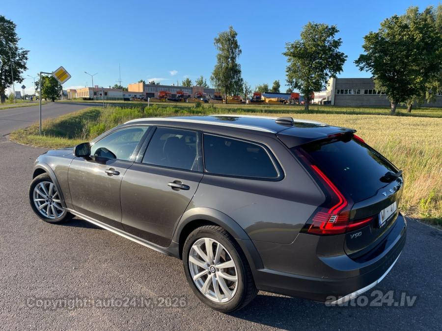 Grey Volvo V90 2022 in Cesis, with an engine capacity of 2.00 L and mileage of 106 thousand km for 32950 €, photo 3 on AUTOMOTO.COM.LV