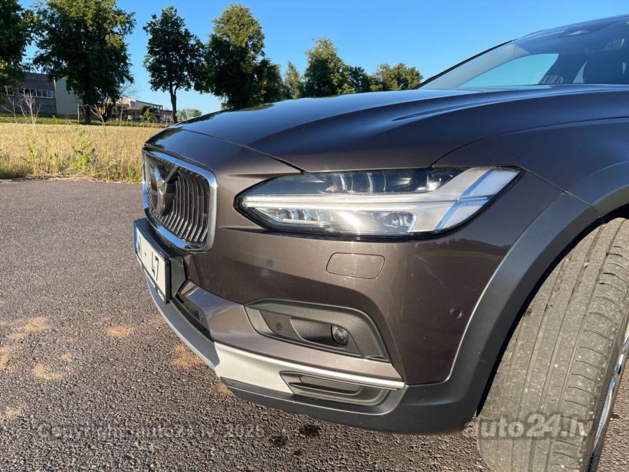 Grey Volvo V90 2022 in Cesis, with an engine capacity of 2.00 L and mileage of 106 thousand km for 32950 €, photo 4 on AUTOMOTO.COM.LV