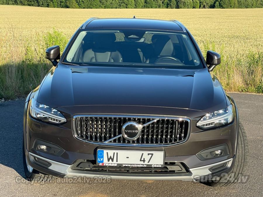 Grey Volvo V90 2022 in Cesis, with an engine capacity of 2.00 L and mileage of 106 thousand km for 32950 €, photo 5 on AUTOMOTO.COM.LV