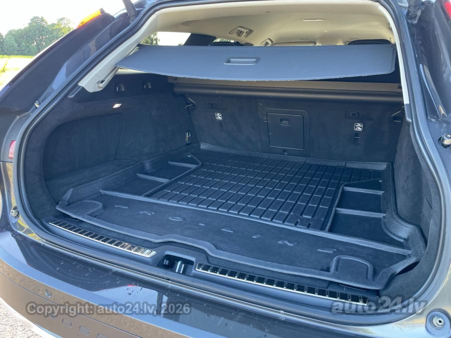 Grey Volvo V90 2022 in Cesis, with an engine capacity of 2.00 L and mileage of 106 thousand km for 32950 €, photo 9 on AUTOMOTO.COM.LV