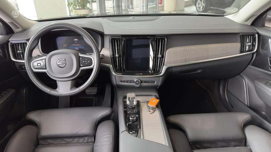 Grey Volvo V90 2022 in Marijampole, with an engine capacity of 1.97 L and mileage of 222 thousand km for 20999 €, photo 11 on AUTOMOTO.COM.LV