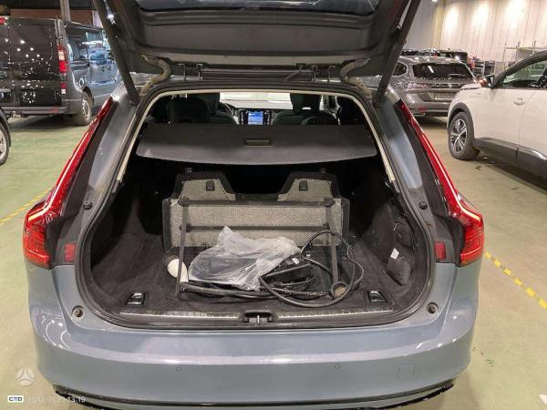 Pelēks Volvo V90 2023 Viļņa, ar dzinēja tilpumu 2.00 L un nobraukumu 157 tūkst. km par 31690 €, foto 8 vietnē AUTOMOTO.COM.LV