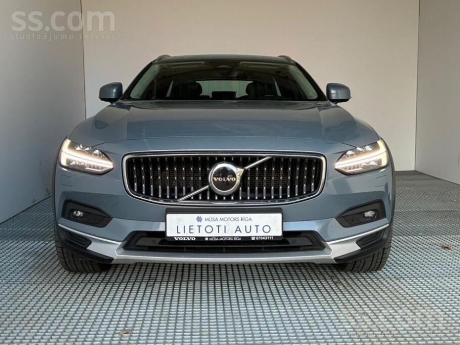 Grey Volvo V90 2023 in Riga, with an engine capacity of 2.00 L and mileage of 98 thousand km for 35500 €, photo 2 on AUTOMOTO.COM.LV