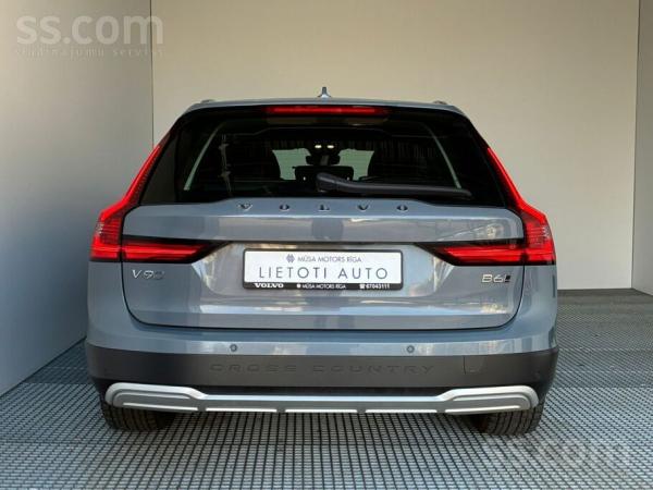 Pelēks Volvo V90 2023 Rīga, ar dzinēja tilpumu 2.00 L un nobraukumu 98 tūkst. km par 35500 €, foto 4 vietnē AUTOMOTO.COM.LV