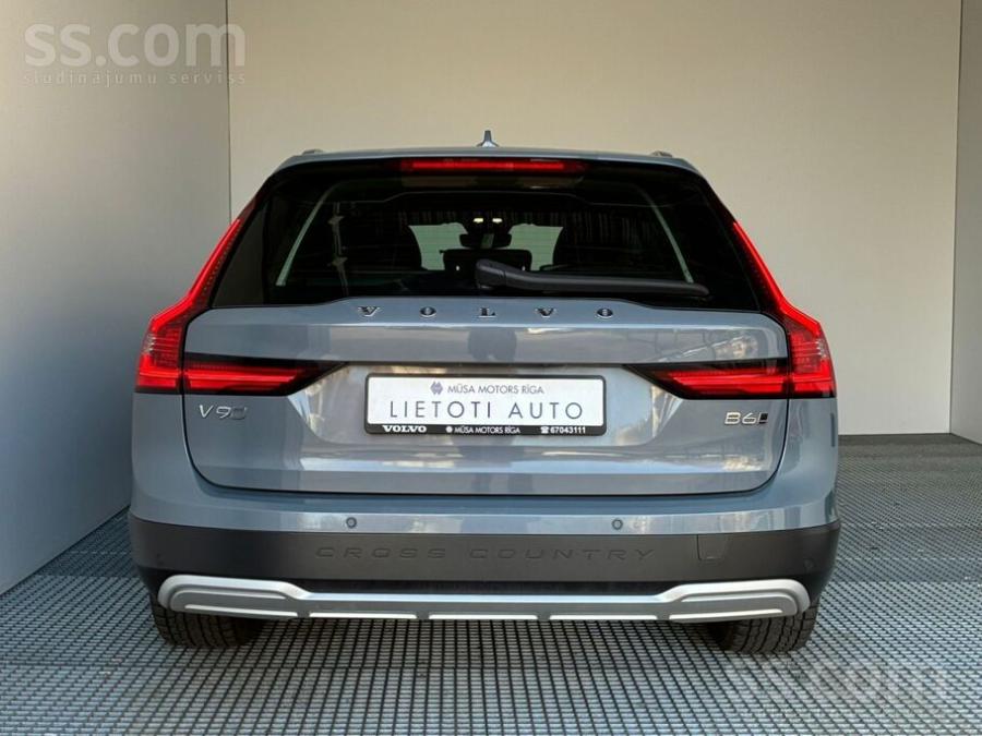 Grey Volvo V90 2023 in Riga, with an engine capacity of 2.00 L and mileage of 98 thousand km for 35500 €, photo 4 on AUTOMOTO.COM.LV