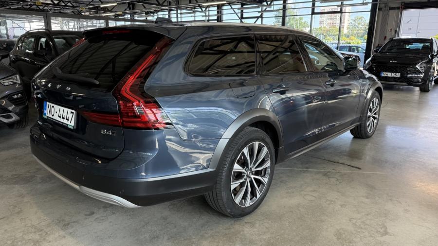 Grey Volvo V90 2023 in Riga, with an engine capacity of 2.00 L and mileage of 139 thousand km for 33900 €, photo 4 on AUTOMOTO.COM.LV