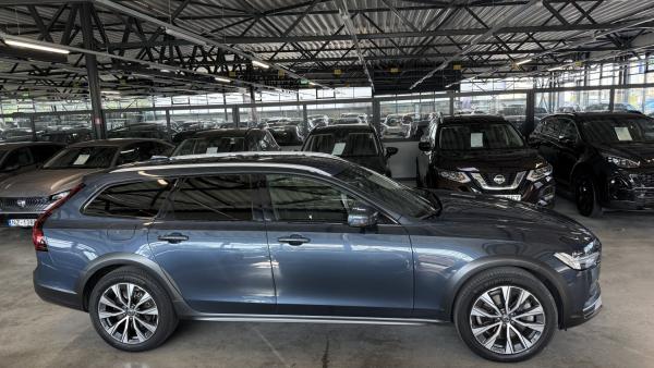Grey Volvo V90 2023 in Riga, with an engine capacity of 2.00 L and mileage of 139 thousand km for 33900 €, photo 4 on AUTOMOTO.COM.LV