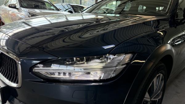 Grey Volvo V90 2023 in Riga, with an engine capacity of 2.00 L and mileage of 139 thousand km for 33900 €, photo 7 on AUTOMOTO.COM.LV