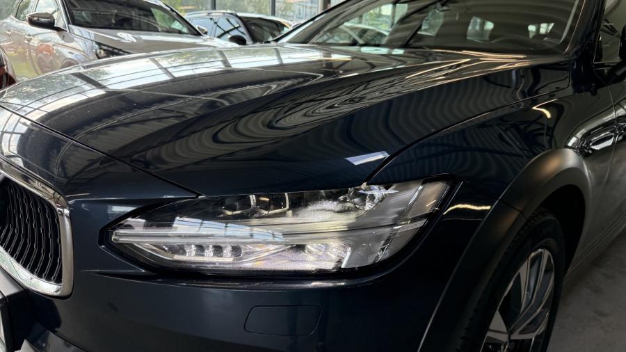 Grey Volvo V90 2023 in Riga, with an engine capacity of 2.00 L and mileage of 139 thousand km for 33900 €, photo 8 on AUTOMOTO.COM.LV