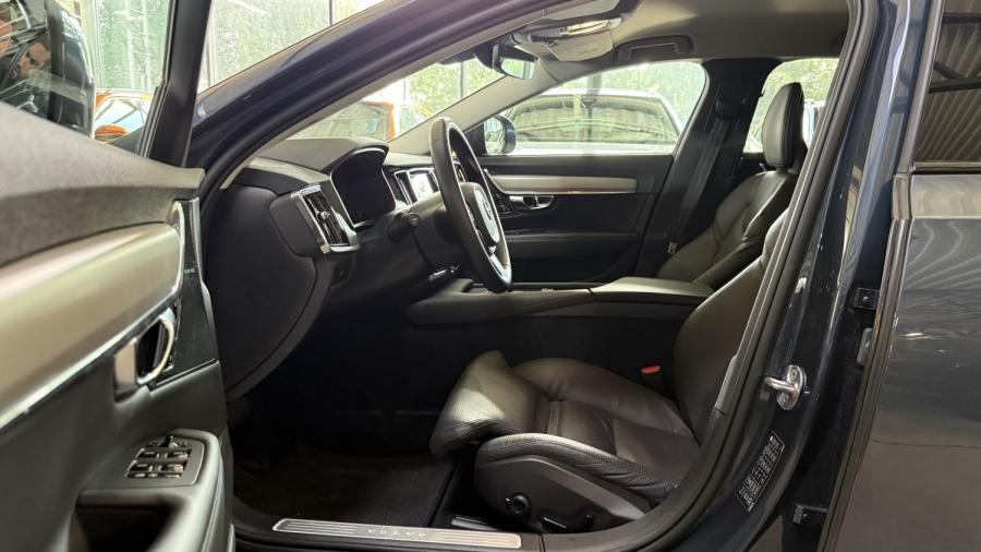 Grey Volvo V90 2023 in Riga, with an engine capacity of 2.00 L and mileage of 139 thousand km for 33900 €, photo 10 on AUTOMOTO.COM.LV
