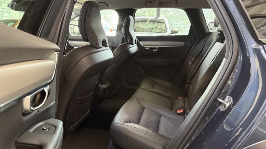 Grey Volvo V90 2023 in Riga, with an engine capacity of 2.00 L and mileage of 139 thousand km for 33900 €, photo 12 on AUTOMOTO.COM.LV
