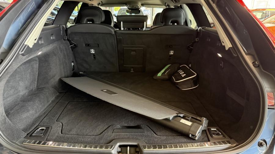 Grey Volvo V90 2023 in Riga, with an engine capacity of 2.00 L and mileage of 139 thousand km for 33900 €, photo 13 on AUTOMOTO.COM.LV