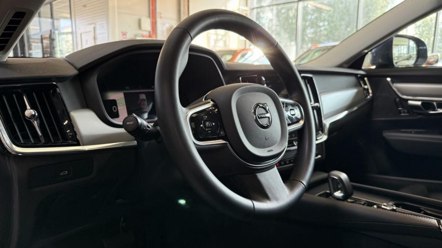 Grey Volvo V90 2023 in Riga, with an engine capacity of 2.00 L and mileage of 139 thousand km for 33900 €, photo 18 on AUTOMOTO.COM.LV