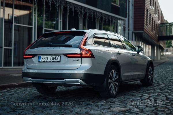 Pelēks Volvo V90 2023 Tallina, ar dzinēja tilpumu 2.00 L un nobraukumu 120 tūkst. km par 44000 €, foto 4 vietnē AUTOMOTO.COM.LV