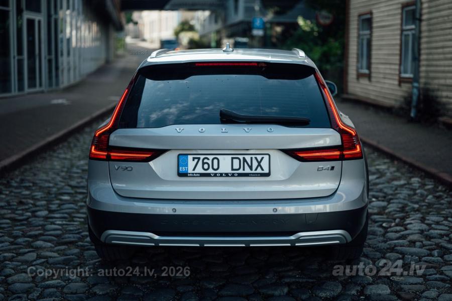 Pelēks Volvo V90 2023 Tallina, ar dzinēja tilpumu 2.00 L un nobraukumu 120 tūkst. km par 44000 €, foto 5 vietnē AUTOMOTO.COM.LV