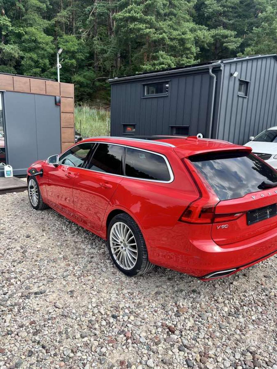 Red Volvo V90 2019 in Kaunas, with an engine capacity of 1.97 L and mileage of 200 thousand km for 21500 €, photo 9 on AUTOMOTO.COM.LV