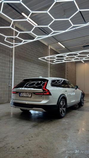 Volvo V90 2022 in Tallinn, with an engine capacity of 2.00 L and mileage of 149 thousand km for 42000 €, photo 3 on AUTOMOTO.COM.LV