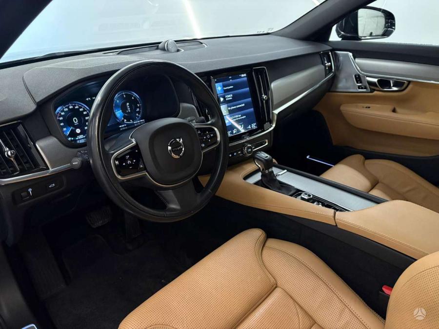 Violets Volvo V90 2017 Marijampole, ar dzinēja tilpumu 2.00 L un nobraukumu 312 tūkst. km par 14650 €, foto 2 vietnē AUTOMOTO.COM.LV