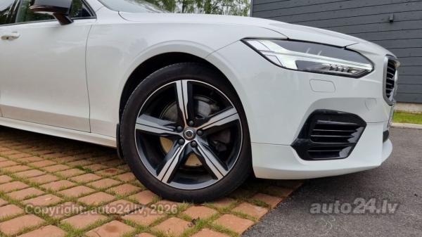 White Volvo V90 2019 in Tallinn, with an engine capacity of 2.00 L and mileage of 109 thousand km for 29900 €, photo 3 on AUTOMOTO.COM.LV