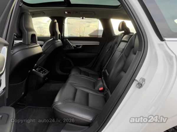 White Volvo V90 2016 in Tallinn, with an engine capacity of 2.00 L and mileage of 253 thousand km for 17990 €, photo 8 on AUTOMOTO.COM.LV