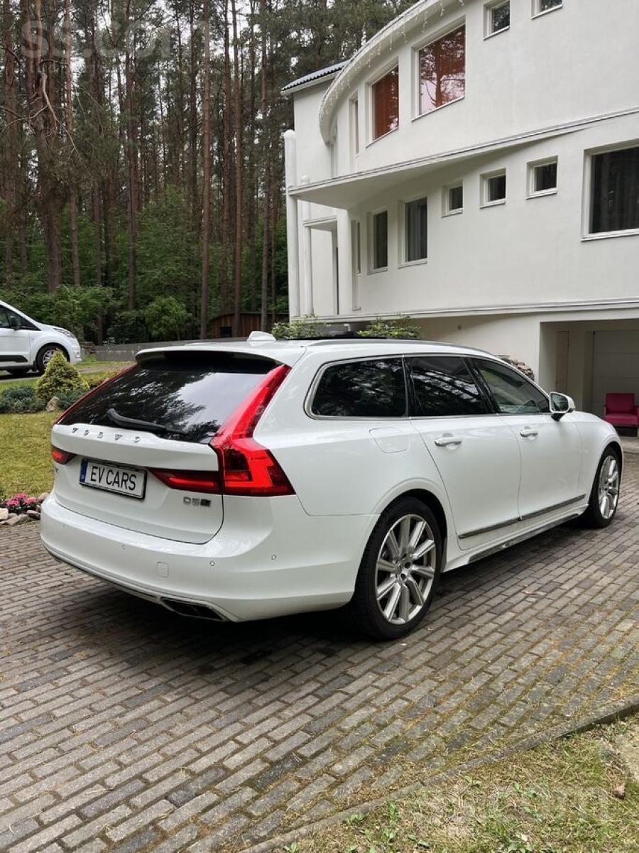 White Volvo V90 2016 in Riga, with an engine capacity of 2.00 L and mileage of 371 thousand km for 16000 €, photo 4 on AUTOMOTO.COM.LV