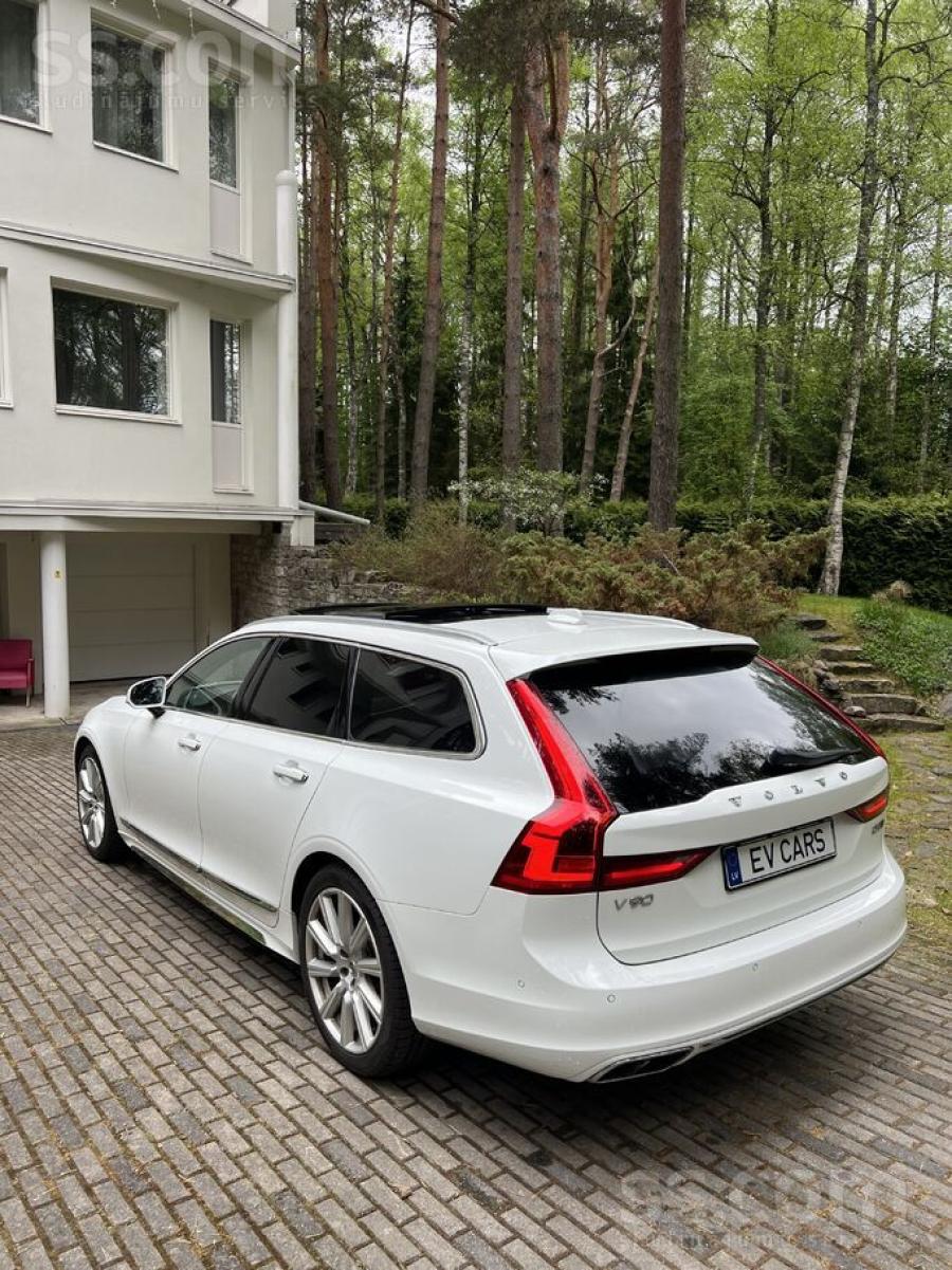 White Volvo V90 2016 in Riga, with an engine capacity of 2.00 L and mileage of 371 thousand km for 16000 €, photo 5 on AUTOMOTO.COM.LV