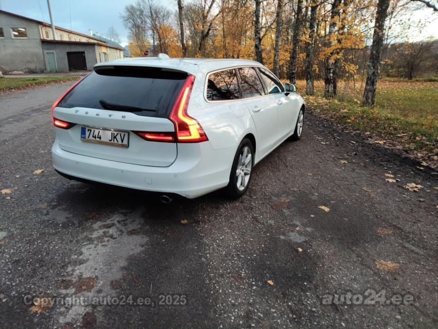 White Volvo V90 2017 in Haapsalu, with an engine capacity of 2.00 L and mileage of 359 thousand km for 12500 €, photo 4 on AUTOMOTO.COM.LV