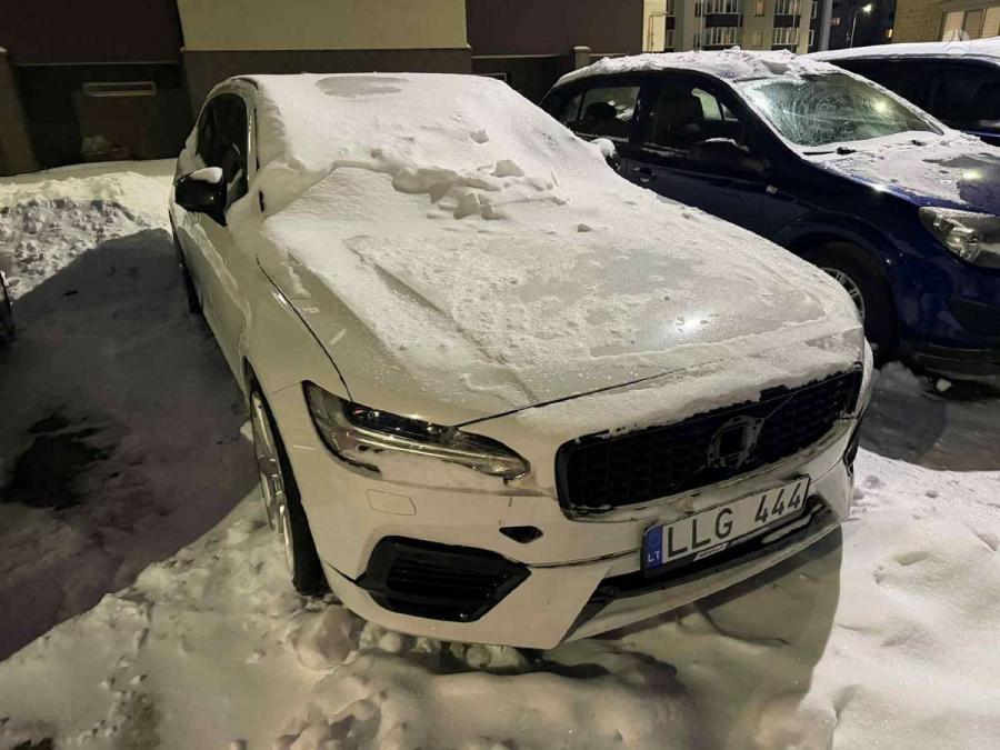 White Volvo V90 2017 in Utena, with an engine capacity of 2.00 L and mileage of 182 thousand km for 7770 €, photo 1 on AUTOMOTO.COM.LV