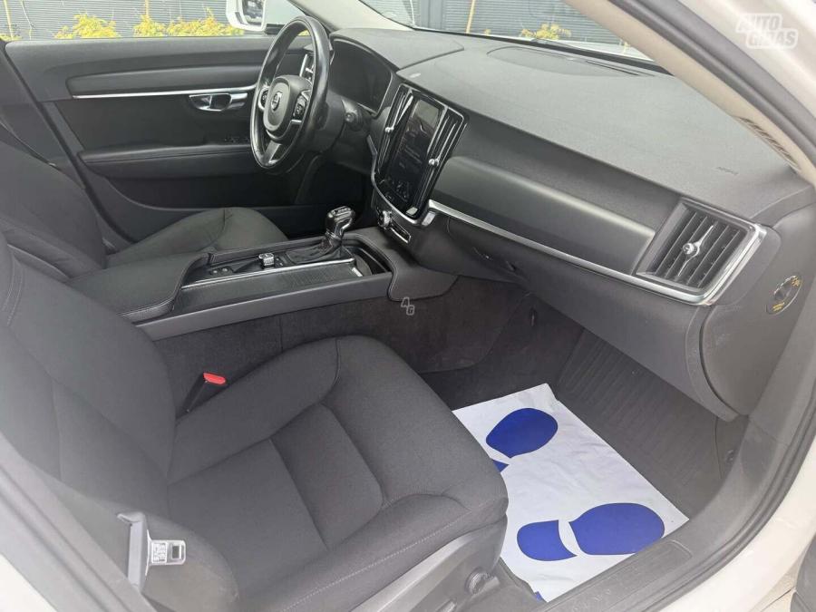 White Volvo V90 2017 in Vilnius, with an engine capacity of 2.00 L and mileage of 260 thousand km for 14700 €, photo 12 on AUTOMOTO.COM.LV