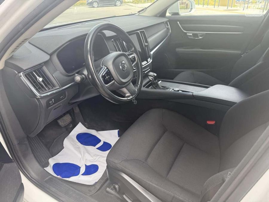 White Volvo V90 2017 in Vilnius, with an engine capacity of 2.00 L and mileage of 260 thousand km for 14700 €, photo 15 on AUTOMOTO.COM.LV