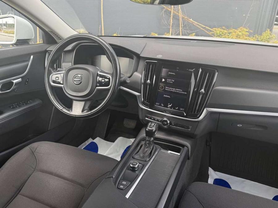 White Volvo V90 2017 in Vilnius, with an engine capacity of 2.00 L and mileage of 259 thousand km for 11999 €, photo 13 on AUTOMOTO.COM.LV