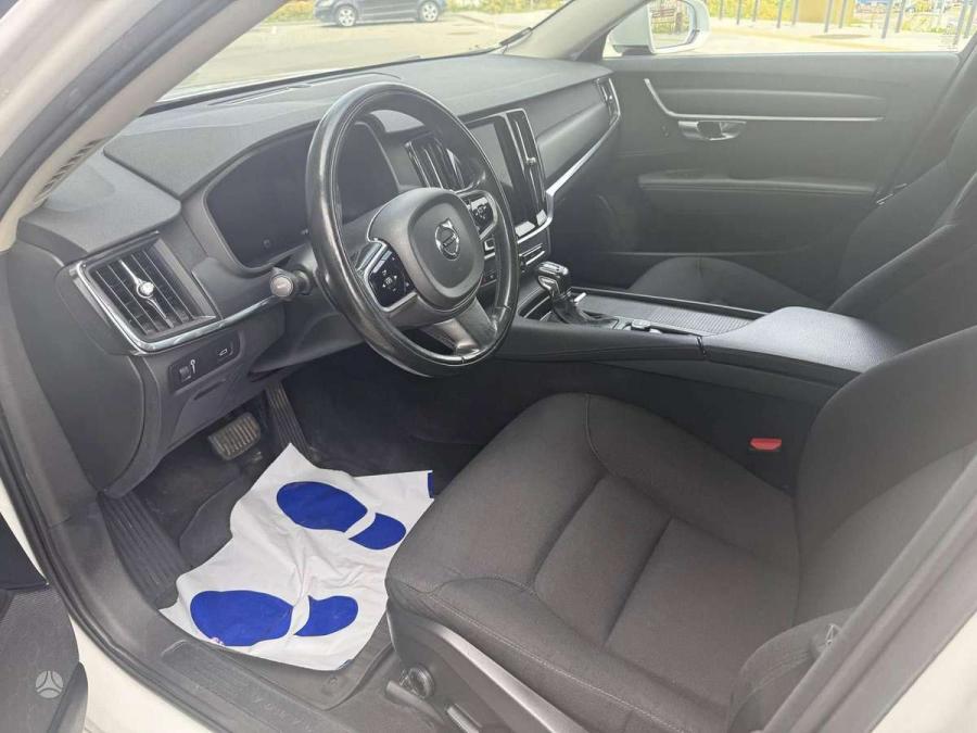 White Volvo V90 2017 in Vilnius, with an engine capacity of 2.00 L and mileage of 259 thousand km for 11999 €, photo 15 on AUTOMOTO.COM.LV