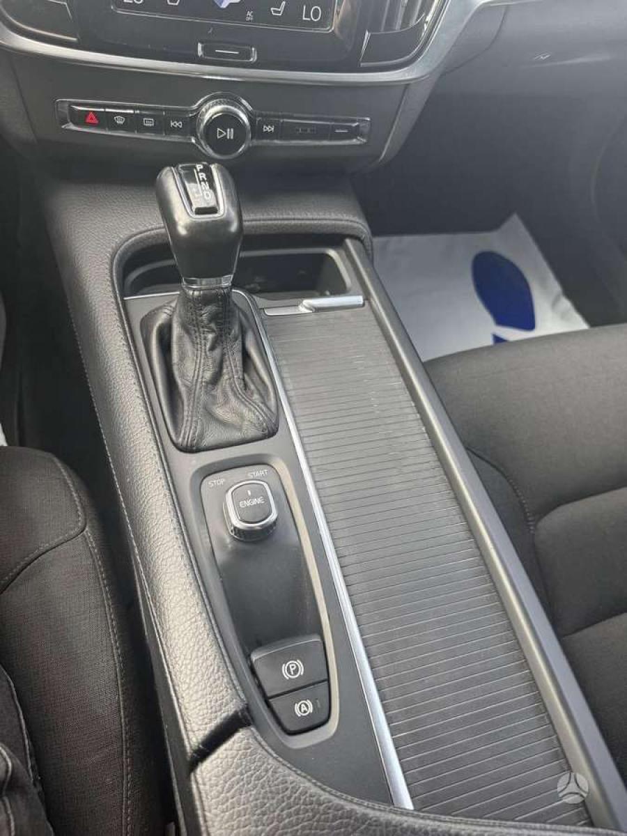 White Volvo V90 2017 in Vilnius, with an engine capacity of 2.00 L and mileage of 259 thousand km for 11999 €, photo 26 on AUTOMOTO.COM.LV