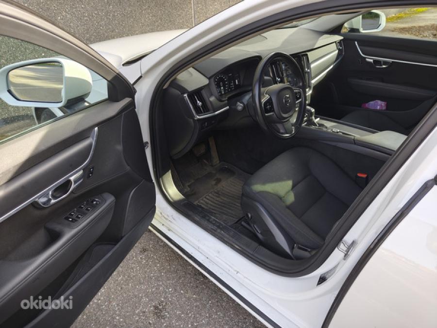White Volvo V90 2017 in Parnu, with an engine capacity of 2.00 L and mileage of 259 thousand km for 19500 €, photo 8 on AUTOMOTO.COM.LV