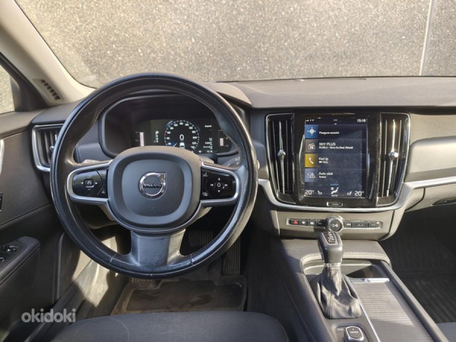 White Volvo V90 2017 in Parnu, with an engine capacity of 2.00 L and mileage of 259 thousand km for 19500 €, photo 9 on AUTOMOTO.COM.LV
