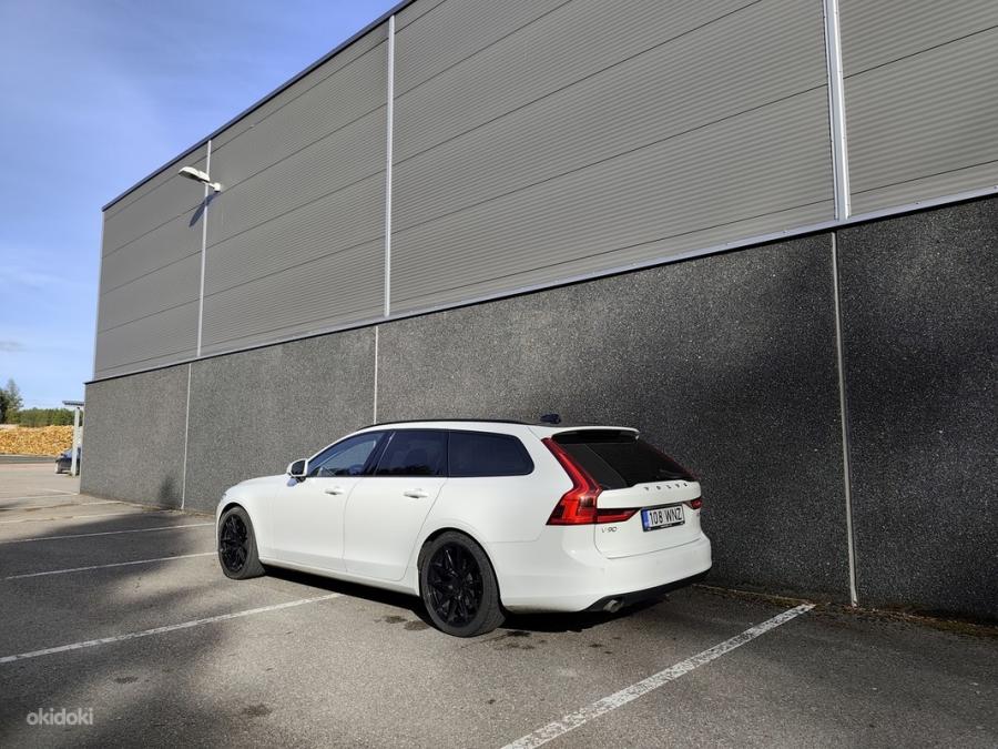 White Volvo V90 2017 in Parnu, with an engine capacity of 2.00 L and mileage of 259 thousand km for 19500 €, photo 16 on AUTOMOTO.COM.LV