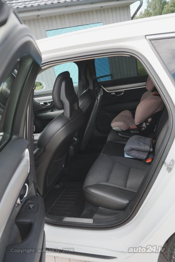 White Volvo V90 2017 in Tallinn, with an engine capacity of 2.00 L and mileage of 326 thousand km for 14500 €, photo 6 on AUTOMOTO.COM.LV