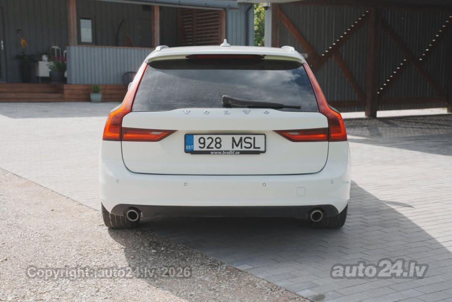 White Volvo V90 2017 in Tallinn, with an engine capacity of 2.00 L and mileage of 326 thousand km for 14500 €, photo 10 on AUTOMOTO.COM.LV