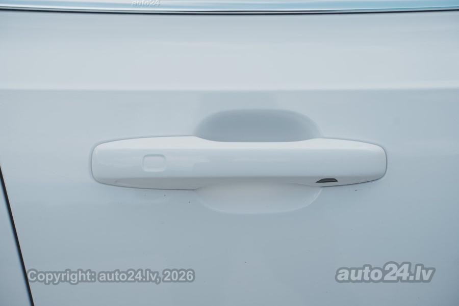 White Volvo V90 2017 in Tallinn, with an engine capacity of 2.00 L and mileage of 326 thousand km for 14500 €, photo 13 on AUTOMOTO.COM.LV