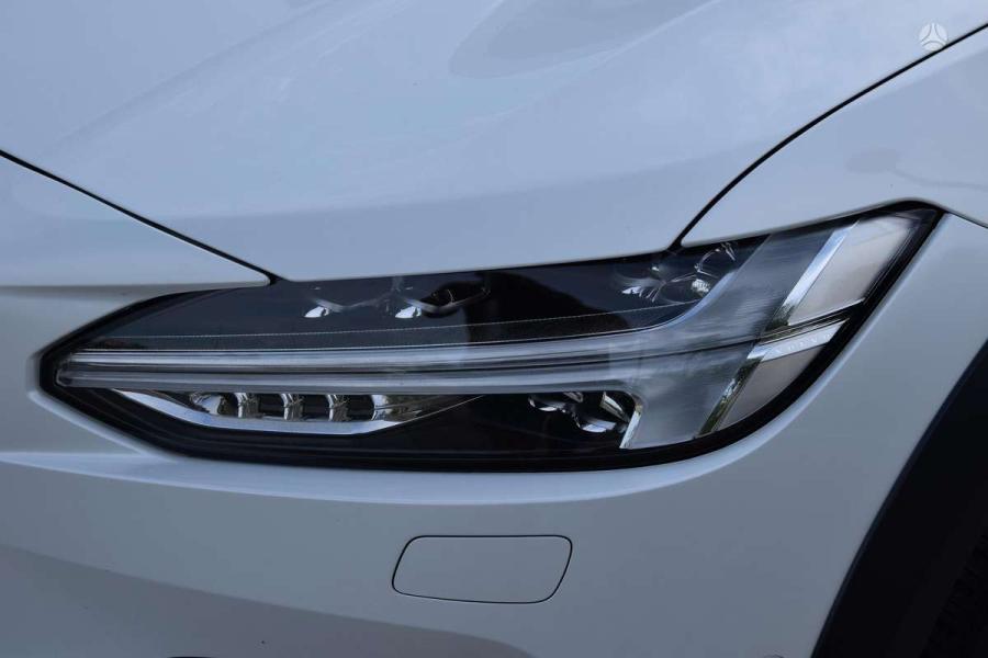 White Volvo V90 2017 in Vilnius, with an engine capacity of 1.97 L and mileage of 273 thousand km for 18250 €, photo 16 on AUTOMOTO.COM.LV