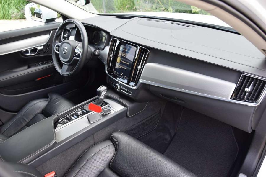 White Volvo V90 2017 in Vilnius, with an engine capacity of 1.97 L and mileage of 273 thousand km for 18250 €, photo 20 on AUTOMOTO.COM.LV