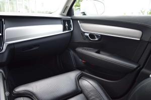 White Volvo V90 2017 in Vilnius, with an engine capacity of 1.97 L and mileage of 273 thousand km for 18250 €, photo 25 on AUTOMOTO.COM.LV